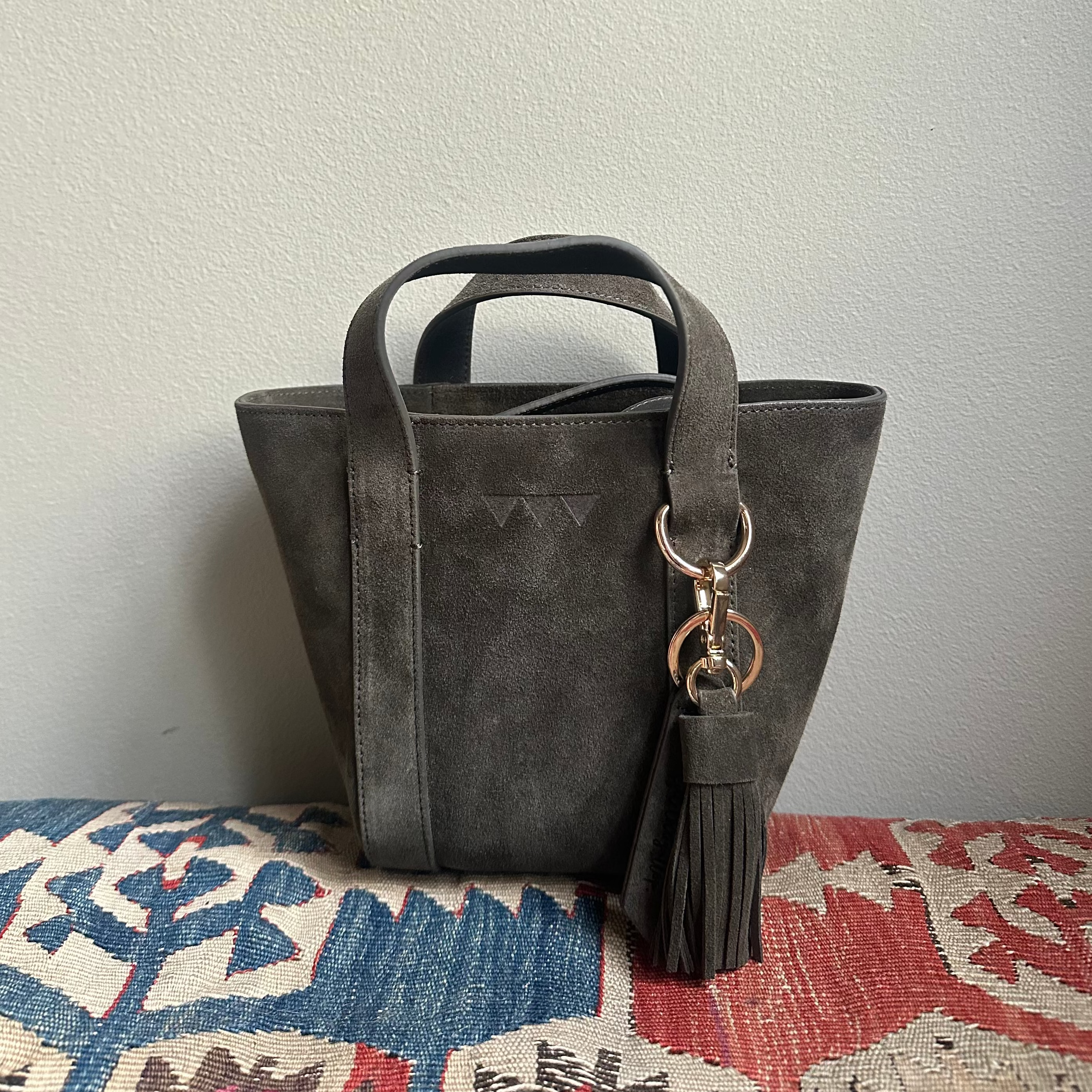 Hay Bag Mini – Kleine Umhängetasche in grünem Wildleder | Get the Gallop