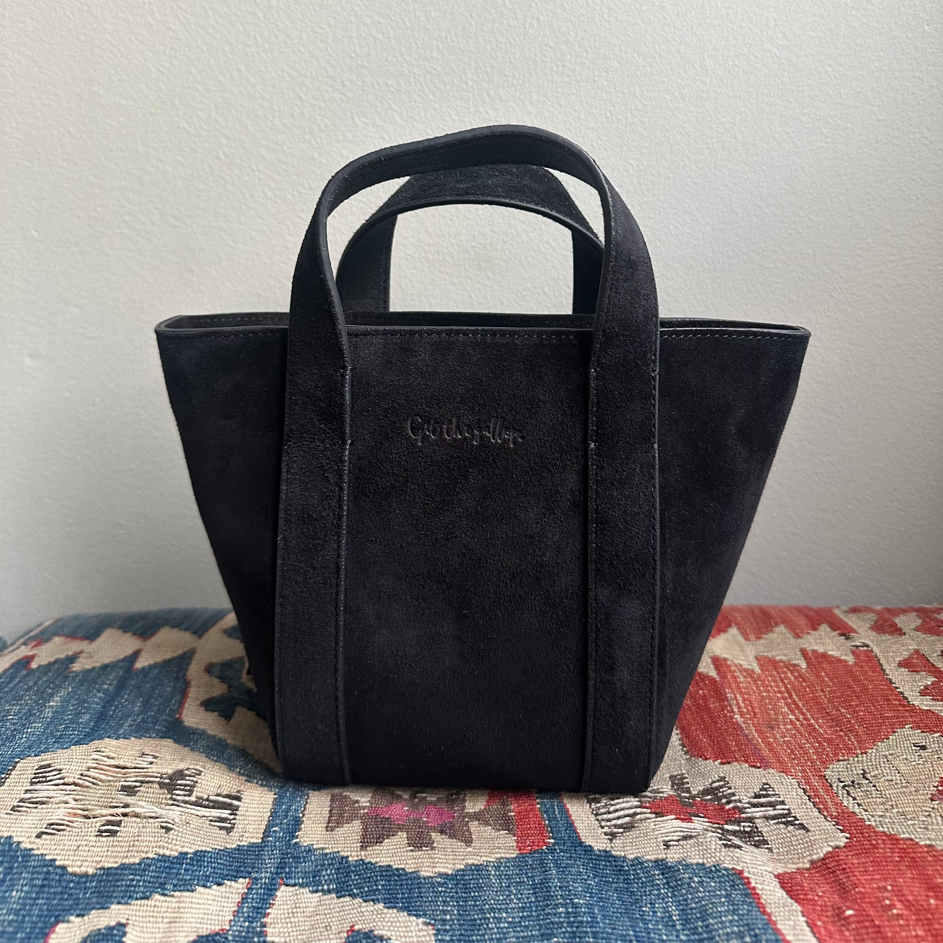 Hay Bag Mini – Schwarze Wildledertasche mit Silberdetails | Get the Gallop